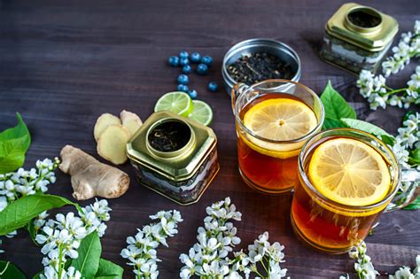 차 공간 텍스트 어두운 배경 테마 투명 머그컵 레몬 생강 레몬 라임 민트 벚꽃에에서 블랙 티 식품 산업 차 포장 레스토랑 사업 0명에 대한 스톡 사진 및 기타 이미지