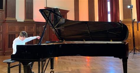 매진 걱정 없다 피아니스트 조성진 독주 공연 26일 밤 유튜브 생중계로 본다