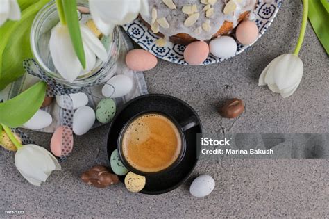 회색 배경 위에 거품이 있는 향기로운 커피 한잔 흰색 튤립과 부활절을 위한 초콜렛 복사 공간 평평한 누워 계절에 대한 스톡 사진 및 기타 이미지 Istock