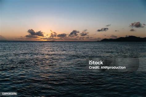 잔잔한 파도가 있는 일몰 바다 풍경 다채로운 바다 해변 일출 빈 열대 풍경 경치 좋은 해안 전망 수평선 다채로운 자연 바다 하늘 0명에 대한 스톡 사진 및 기타 이미지