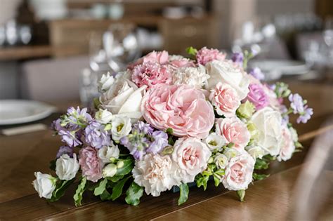 전경에 와인 잔 웨딩 연회 또는 갈라 디너 손님을위한 의자와 테이블 칼붙이와 그릇이 제공됩니다 결혼식에 대한 스톡 사진 및 기타 이미지 Istock