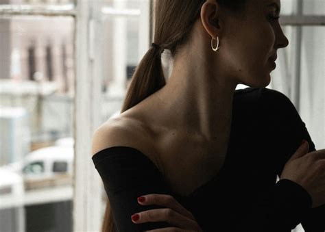 11 Ways To Be Respected In Any Room — Without Saying A Word Women On Topp
