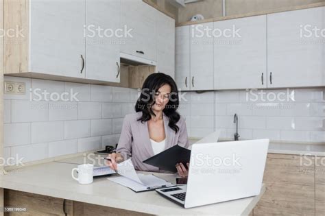 노트북과 집에서 일하는 여자 부엌 종이 작업에서 비즈니스 여성 전화로 이야기 25 29세에 대한 스톡 사진 및 기타 이미지 25 29세 Brand Name Smart