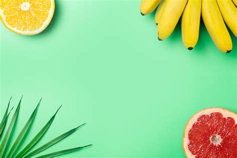 열대 과일 여름 배경 색칠 된 녹색 배경에 바나나 오렌지와 자몽 여름과 열대 음식 개념 복사 공간 0명에 대한 스톡 사진 및 기타 이미지 Istock
