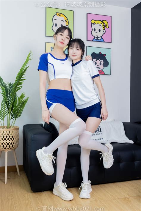 袜啵啵472期：小甜豆甜甜圈 两双运动鞋、厚白丝大腿袜、裸足、两位模特丝袜和裸足踩奶油 袜啵啵原创摄影作品