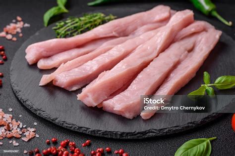 생 닭고기 또는 칠면조 필레는 향신료와 허브로 스트립으로 자릅니다 가금류에 대한 스톡 사진 및 기타 이미지 가금류 건강한 식생활 검은색 Istock