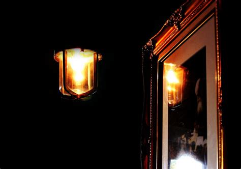 무료 이미지 빛 밤 포도 수확 집 내부 벽 어두운 장식 칸델라 틀 사진관 실내의 어둠 램프 검은 방 아파트 조명을받은 디자인 디스플레이