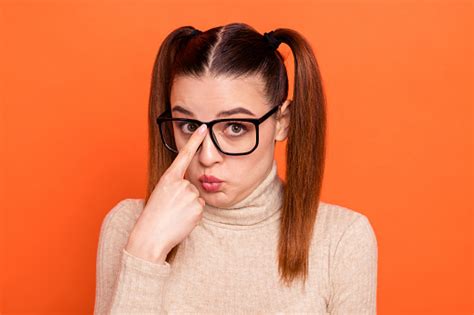 초상화 실망 좌절 레이디 십대 학교 소녀 문제 터치 현대 사양 스파이 스마트 세련된 귀여운 영리한 터틀넥 세련된 아름다운 고립 오렌지 배경 걱정하는에 대한 스톡 사진 및