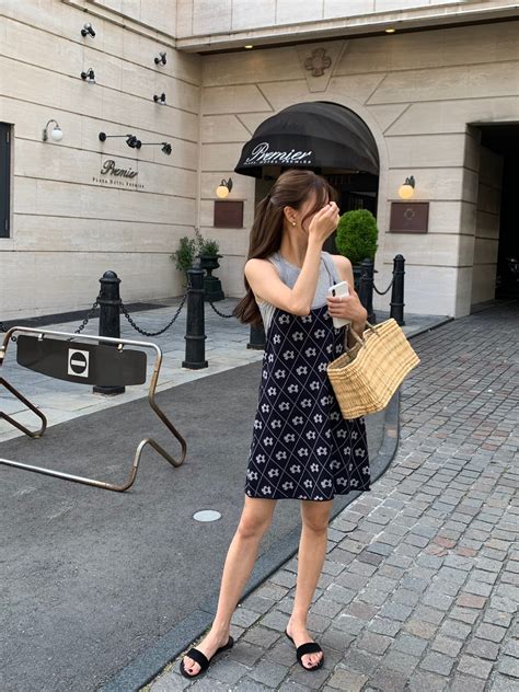 뮤트 플라워 데이지 홀터넥 나시 숏 미니 나시 니트 미니 원피스네이비 에이블리