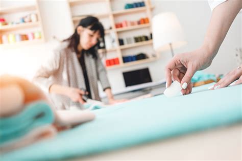 바느질 스튜디오에 있는 두 젊은 비즈니스 여자 일 양 장점 패션 디자이너 의류를 만듭니다 중소 기업 2명에 대한 스톡 사진 및