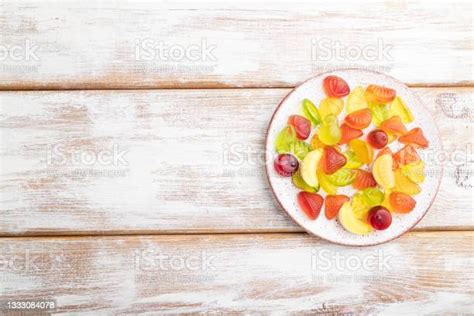 흰색 나무 배경에 접시에 다양한 과일 젤리 사탕 상단 보기 플랫 레이 복사 공간 개념에 대한 스톡 사진 및 기타 이미지 개념 개체 그룹 과일 Istock