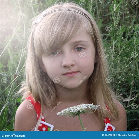 девушка стороны немногая конец вверх Стоковое Фото изображение насчитывающей малыш природа