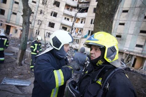 Уламки снаряду впали на житловий будинок у Києві фото Хмарочос