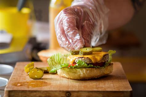 구운된 쇠고기 스테이크 양상추 치즈 토마토 양파 바베 큐 소스 꿀 겨자와 함께 맛 있는 수 제 맥시 햄버거 만들기 피 클 갈색에 대한 스톡 사진 및 기타 이미지 Istock