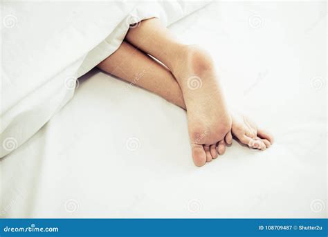 A Piedi Nudi Dell Essere Umano Sul Letto Nella Mattina Scelga E