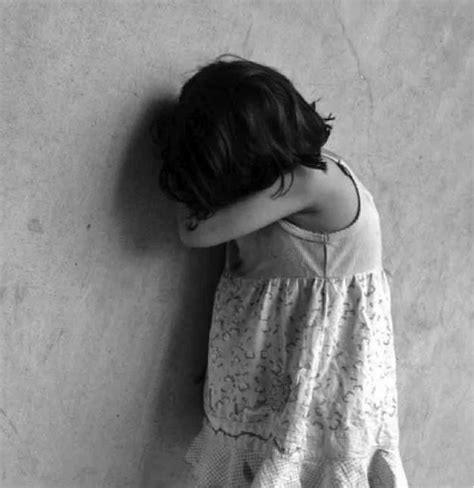 Mulher é Presa Suspeita De Trancar Filha De 6 Anos Em Casa Para Ir A