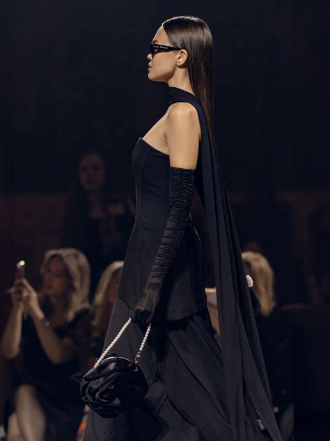 Платье макси с многослойной юбкой и шарфом в тон Lichi Online Fashion Store