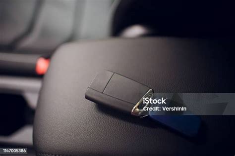 자동차 키를 전달 합니다 자동차 키 카메라 Copyspace 자동차 대리점 살롱 관리자 세일즈 맨 판매 구매 주는 소유자 직업