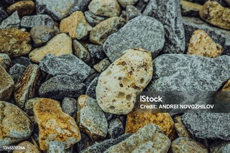 작고 큰 부드러운 둥근 자갈 바다 건조 돌 여러 가지 색상 회색 자갈 추상 조성 텍스처 배경입니다 웹 배너 디자인에 적합 0명에 대한 스톡 사진 및 기타 이미지 Istock