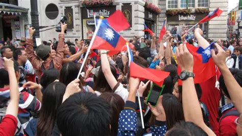 图辑：伦敦撤旗事件发酵 台湾学生示威抗议 Bbc News 中文
