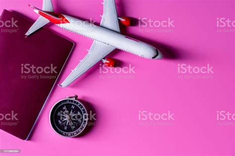 여름 주말 여행 휴가 액세서리 비행기 여권 나침반 및 전화 상단 보기 평면 분홍색 파스텔 배경에 누워 공간을 복사합니다 여행 컨셉 3차원 형태에 대한 스톡 사진 및 기타