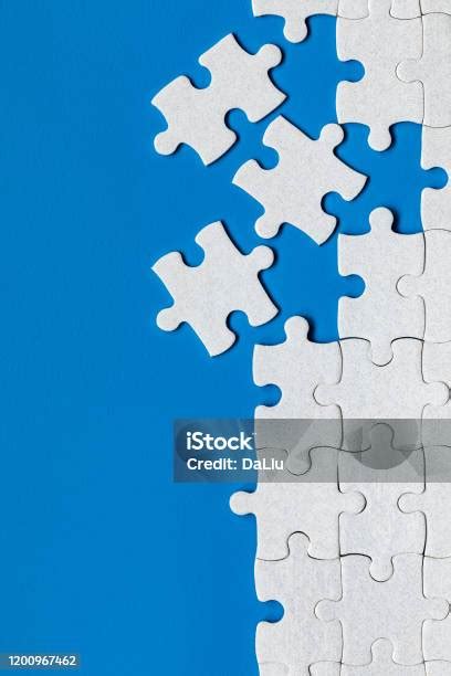 흰색 직소 퍼즐 색상 배경에 흰색 퍼즐 조각 색상 배경에 미완성 흰색 직소 퍼즐 조각 퍼즐에 대한 스톡 사진 및 기타 이미지 퍼즐 세로 구도 조각그림 맞추기 Istock