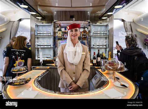 Stewardess Flugbegleiterin Bar In Der Business Klasse Emirates