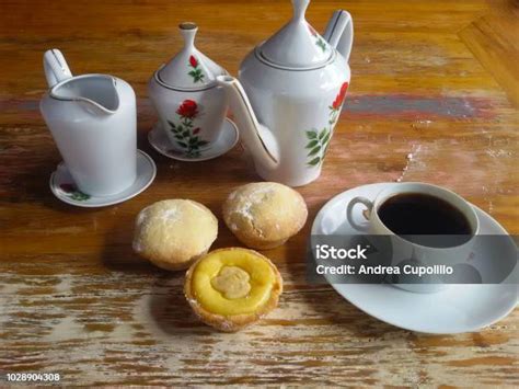 Bocconotti 또는 이탈리아 근원의 달콤한 클래식 요리 세트와 커피 테이블 가루 설탕에 대한 스톡 사진 및 기타 이미지 가루 설탕 과거 깨짐 Istock