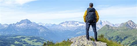 바위 정상 꼭대기에 서 있는 등산객 이동 보조 기구를 사용하여 경험을 쌓는 등산객 접근성 그리고 정상에서 보이는 배경 일러스트 및 사진 무료 다운로드 Pngtree