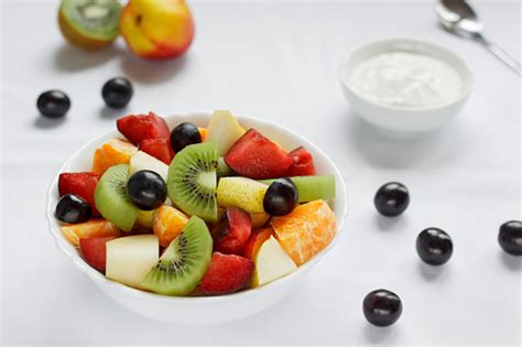 요구르트와 함께 다양 한 과일의 신선한 샐러드입니다 건강 한 생활양식입니다 0명에 대한 스톡 사진 및 기타 이미지 0명 감귤류 과일 건강한 생활방식 Istock