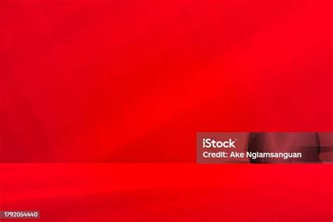 빈 스튜디오 내부 배경과 배경 스탠드 제품 디스플레이 텍스트 삽입을 위한 빈 텍스트 배경에 그림자와 빨간색 나뭇잎 0명에 대한