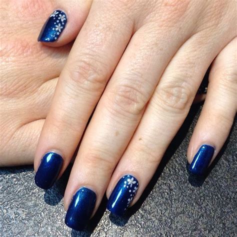 Peacock Plume Shellac With Daisy Detailing Nail Art Shellac Nails