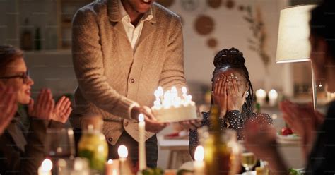 아프리카 여자는 남자 친구가 파티 중에 생일 케이크를 들고 있는 동안 손으로 눈을 감고 있다 사진 Unsplash의 성인 이미지
