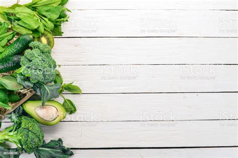 녹색 야채 그리고 과일입니다 에 흰색 나무 배경 건강 한 음식입니다 최고의 볼 수 있습니다 공간에 복사 합니다 0명에 대한 스톡 사진 및 기타 이미지 Istock