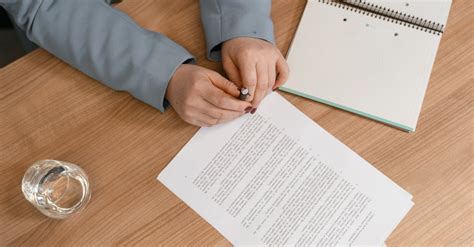 검토 격식 있는 격식있는 옷차림 경력 계획하는 고용주 공동 작업 공책 관리 관리자 기업 기업인 깨끗한 공간 나무 널찍한 노트 동료 리더 문서