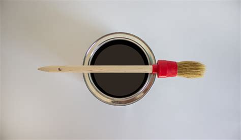 둥근 페인트 브러시는 흰색 배경에 페인트 캔에 놓여 있습니다 공간을 복사합니다 0명에 대한 스톡 사진 및 기타 이미지 0명 2020년 개념 Istock