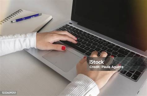 노트북에 입력 하는 여자 비즈니스 여자 기업가 프리랜서 개념에 대한 스톡 사진 및 기타 이미지 개념 개념과 주제 기업 비즈니스 Istock