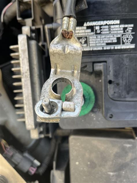 How to tighten/loosen this battery terminal connection? : r/MechanicAdvice