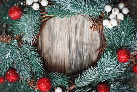 기쁜 성 탄과 새 해 복 많이 받으세요입니다 크리스마스 나무 바탕에 장식 화 환입니다 배경 복사 공간입니다 수평 선택적 초점입니다 0명에 대한 스톡 사진 및 기타 이미지