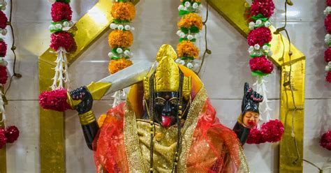 황금 옷을 입은 남자의 동상 사진 Unsplash의 인도 이미지