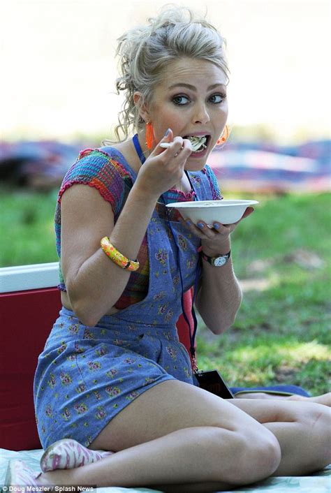 Annasophia Robb And Lindsay Gort Frolic In Brooklyn As They Film Sex And The City Prequel