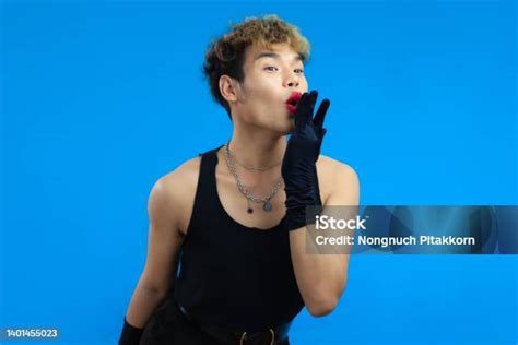빨간 립 스틱과 검은 탱크 탑을 가진 예쁜 게이 남자 트랜스젠더 남성 고립 된 파란색 배경 Lgbtq 개념 20 24세에 대한