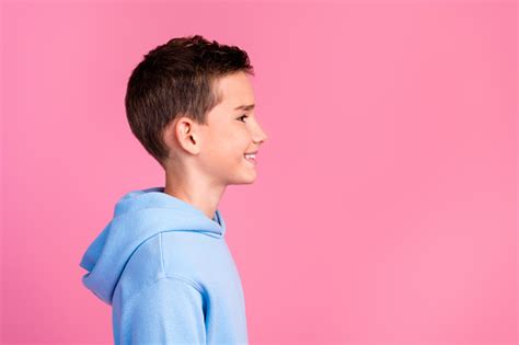 귀여운 십대 소년 프로필의 사진 초상화는 빈 공간을 입고 세련 된 푸른 옷을 입고 분홍색 배경에 고립되어 있습니다 소년에 대한 스톡 사진 및 기타 이미지 Istock