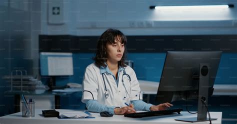 일반 개업의는 병원 사무실에서 몇 시간 동안 일하면서 컴퓨터에 의료 보고서를 입력하는 환자의 전문 지식을 분석합니다 질병을 치료하기 위한 건강 관리 치료를 계획하는 의사