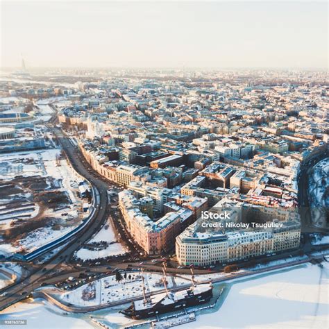 상트페테르부르크 러시아 Vasilievskiy 섬 일출 이 삭 성당 해군성 궁전 다리 도시와 도시를 넘어 풍경에서의 아름 다운 공중 겨울 보기 무인 항공기에서 촬영 0명에