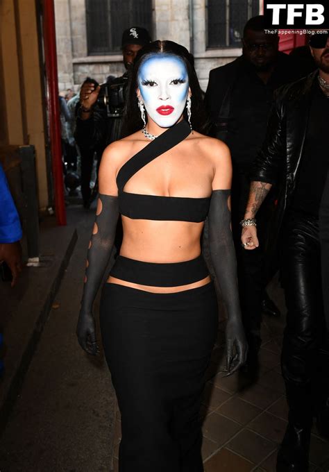 Doja Cat Looks Weird As She Arrives At Monot Womenswear Show In Paris