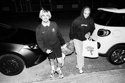 가방을 든 차 옆에 서 있는 두 사람 사진 Unsplash의 무료 사람 이미지