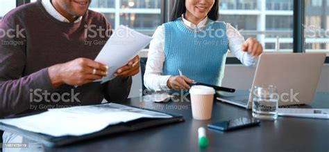 컴퓨터에서 회의 계획 및 비즈니스 사람들 팀워크를 위한 서류 작업 협업 및 프로젝트 이야기 문서 노트북 여성 손이 파트너 토론