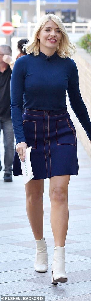 Holly Willoughby Soaks Up The Sun As She Films This Morning Outside