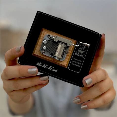 خرید و قیمت کادو موزیک باکس الویرو ملودی دیوی جونز از غرفه نیوتیش موزیک